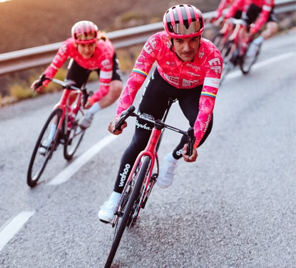 Richard Carapaz y EF Education-EasyPost revelan su nueva camiseta 2025 ...